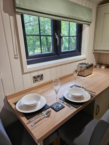 Woodland Shepherds Hut - 'Saga' - Anglesey