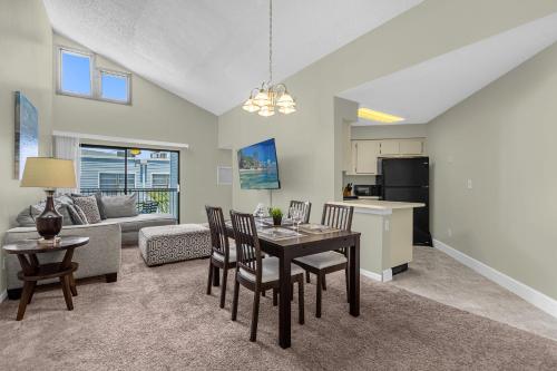 Modern Cozy 2br Condo Near Disney - Orlando