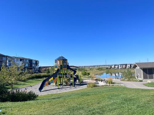 Private Entire Townhouse Retreat Close To Lake - Alberta