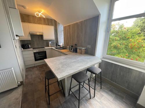 Crown Aros Beag, Ultra City Central 2 Bedroom Apartment With Free Parking Onsite - Inverness