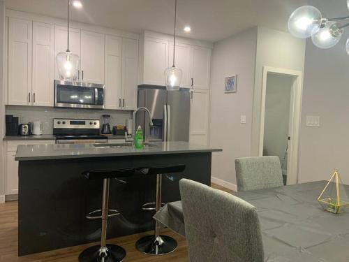 Luxurious 3 Br Villa With Free Parking - King Bed - Saskatchewan