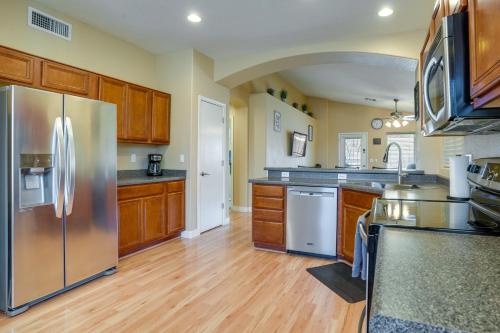Fenced Backyard & Fire Pit: Bright Peoria Home! - Peoria, AZ