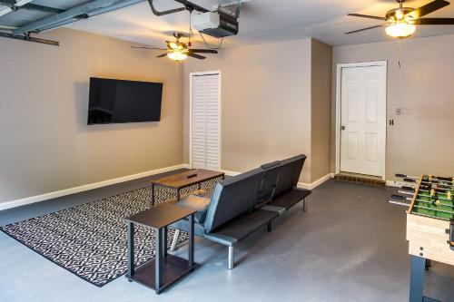 Soothing Savannah Townhome With Patio! - Richmond Hill, GA