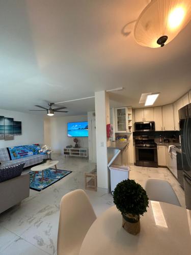 Wellcome To Lovely Condo 2 Beds 2 Baths Free Parking In Waikiki Beach - Honolulu, HI