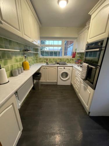 Wardown Place - Spacious 3 Bed House Available For Short Term Or Long Term Rental - Luton
