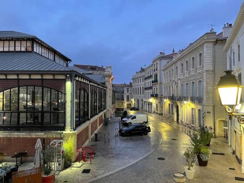 Vue Sur La Place Des Halles, Art Apparts - Béziers