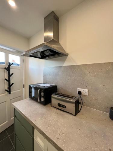 Modern Flat In Egham By Royal Holloway University Royal Ascot And Windsor Near Heathrow Airport - Staines-upon-Thames