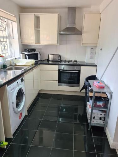 Close To Tower Bridge Central London - 4 Bedroom House - 3 Bathrooms - Free Parking 3 Cars - Sleep 9 - Barnes