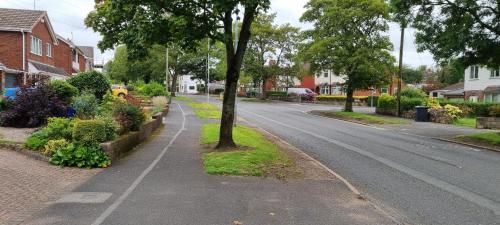 One Lovely Apartmt 1 Double & 2 Camp Beds - Stoke-on-Trent
