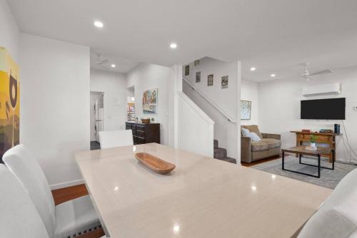 Downtown Napa Hot Tub Retreat - 3 Bed L 2 Bath - Napa Valley, CA