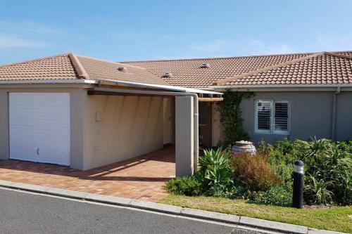 From $29 - Luxurious, comfortable home with ocean view, Hermanus