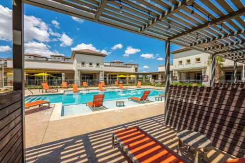 Luxe 3b/2b Getaway - Pool, Gym, Parking, Pet Wash - Leander, TX