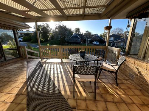 Central Sunbury Home With Top Hill Views, High Speed Wifi, Netflix & Prime Video - Diggers Rest