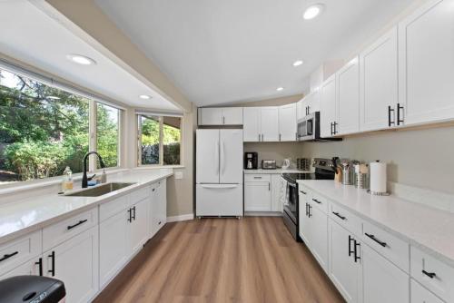 Stylish & Spacious Retreat In Downtown Bellevue - Seattle, WA