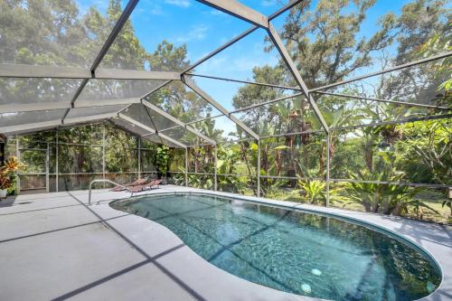 Palm Harbor Estate W/ Pool & Fruit Trees On Acre - Palm Harbor, FL
