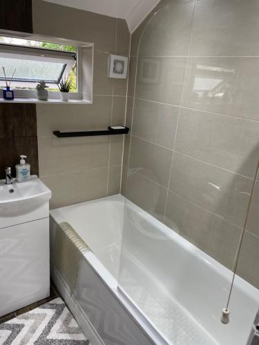 Lovely 4 Bed House With Patio & Bbq - Dartford