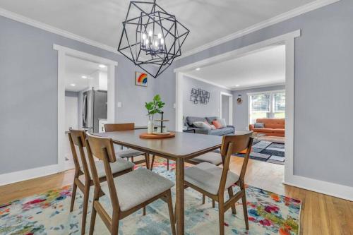 Modern Luxury With Pool Table 3br-5bd Sleeps 10 - SeaQuest Stonecrest, Stonecrest