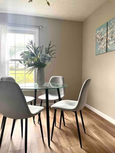 New Stylish Condo Monthly Rental - Americana, Aurora