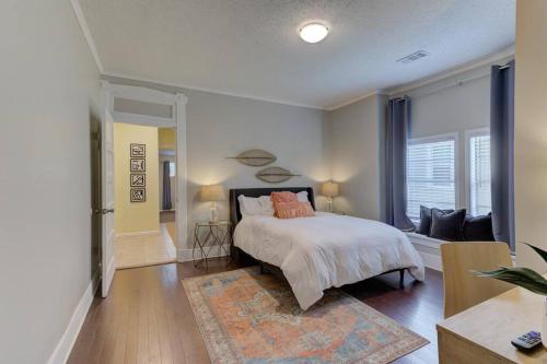 Bright & Charming Cooper Young Cottage With Fire Pit And Porch Swing - Memphis, TN