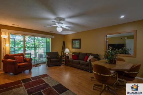 2br Condo - King Beds - Near The 76 Strip - Stairs Required - Free Tickets Included - Ch1-1 - Branson, MO