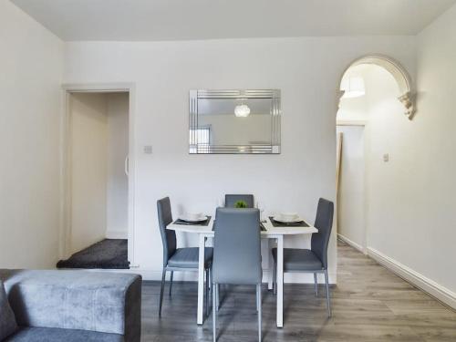 Birks House By Rmr Accommodations - New - Sleeps 8 - Modern - Parking - Stoke-on-Trent