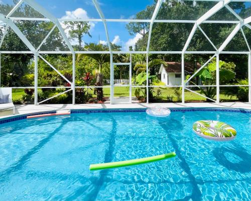 Luxury Jupiter Farm Getaway Heated Pool, Bbq, Game Shed, 1 Acre Yard! - Jupiter, FL