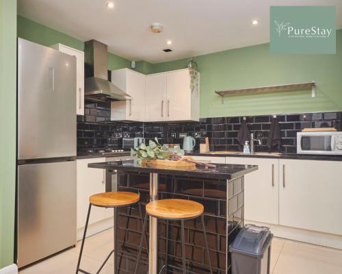 Fabulous Manchester House - 5 Beds Sleeps 8 - Free Parking - By Purestay - Manchester