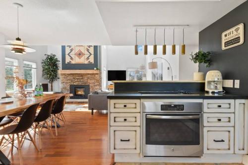 Luxury 2 Level Mountain Walk Condo Sauna Jacuzzi Walk To Village - Ontario