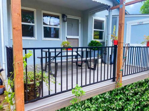 Sweet Home 1 King Bed 1 Queen Bed With Ample Parking Only 2mins To Freeway - Sacramento, CA