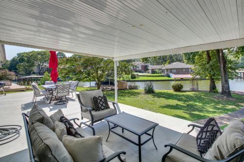 Waterfront Hot Springs Home W/ Dock & Porch! - Hot Springs, AR