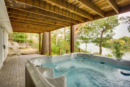 Cozy Plymouth Cottage W/ Medicine Lake View! - Plymouth, MN