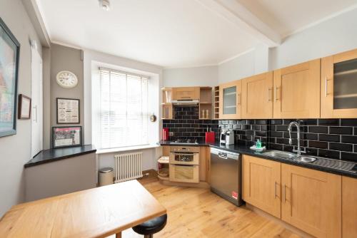 Charming Grassmarket 1 Bed Castle Pad - 
