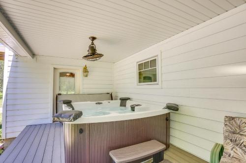 Spacious & Secluded Shook Home W/ Private Hot Tub! - Lake Wappapello State Park, Williamsville