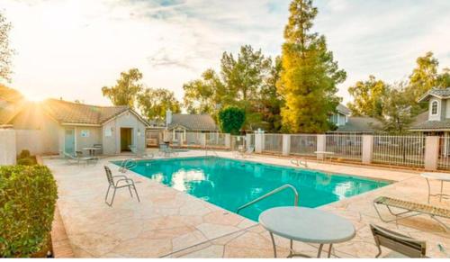 Cozy 3 Bedrooms Town Home In Chandler With Community Pool - Chandler