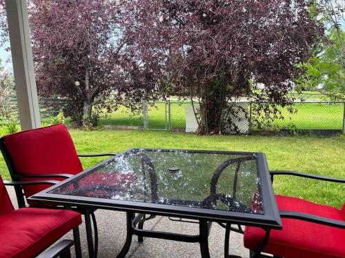 Cozy Walkout Suite With King Bed, Kitchen, Parking & Patio - Calgary