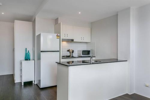 Will1 - Stylish 2-bed 2-bath Oasis In Crows Nest Village - Willoughby