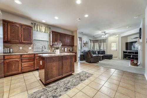 Your Western Comfort Near Stadiums & Downtown - Roanoke, TX