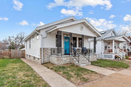 4456: Blue Door Bungalow By Jz Vacation Rentals - Kirkwood, MO