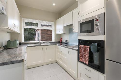 Home From Home 4 Bed - Ideal For Workers & Great For Groups, Free Parking, Spacious, Pet Friendly Ne - Rotherham, UK
