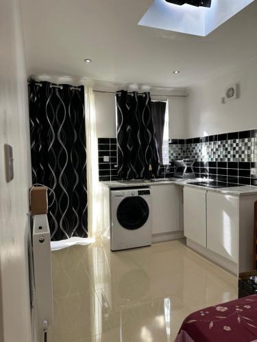 Luxury Ensuite Studio In Crayford Dartford Bexley London With Full Kitchen And Side Garden Alleyway - Dartford