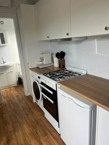 Sweet Cute Blue Tiny Home With Pool And 2 Minute Drive To The Beach - Wollongong