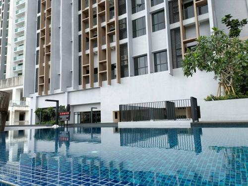 Cozy Sky Trees With Balcony, Smart Tv , Aeon & Pool - 조호르바루
