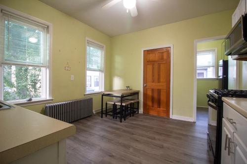 2 Bedroom Condo Close To Boston And Cambridge With Free Parkings - Boston, MA
