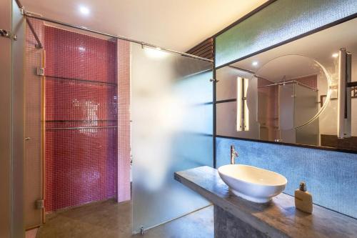 Toya Toya By Veo, Stayvista - 3bhk River-view Villa With Jacuzzi - Kozhikode