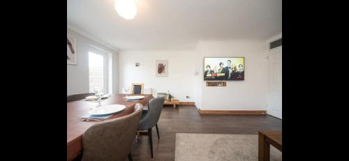 Spacious Chessington Home With Parking & Garden - 埃普索姆