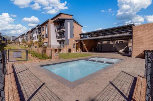 Groundeazy Beside Mall Of Africa - Midrand
