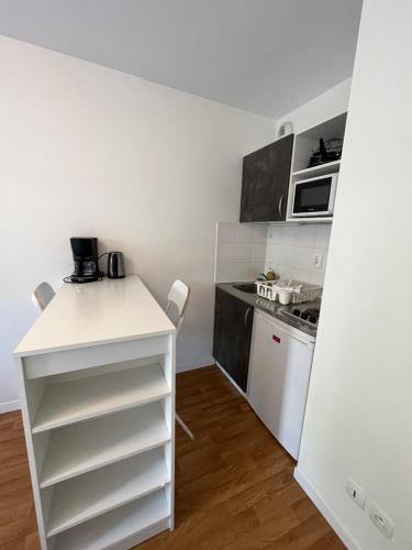 Acajou, Studio Avec Terrasse Et Parking Prive - Caen