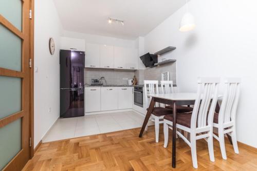 Modern Spacious 1br - 48m2 - Long Stays - Free Parking - 부드바