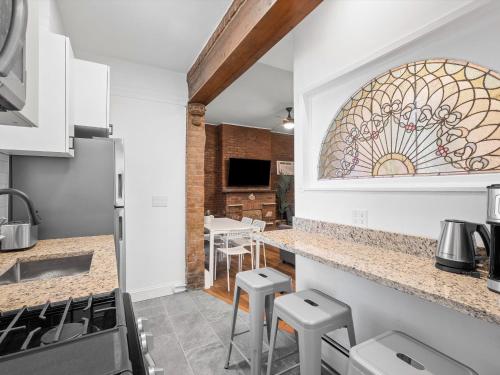 Shadyside, Pittsburgh, Modern And Accessible 2 Bedroom Unit2 With Free Parking - Homestead, PA