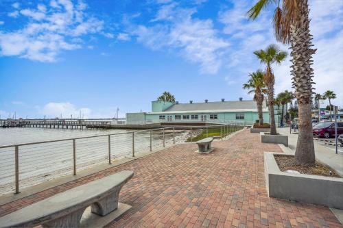 Beach Quarters #5 - Gulfport, FL